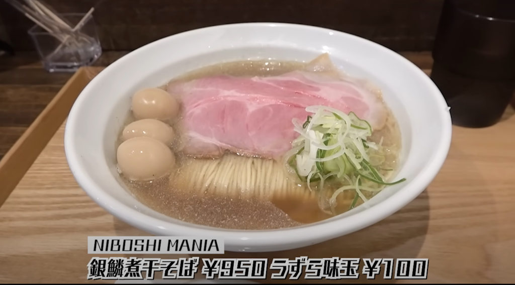 【NIBOSHI MANIA】ラーメン通の間で去年1番話題になったお店！昼しか営業しないのに行列が途切れない謎のお店。をすする SUSURU TV.第2630回 – SUSURU WEB.